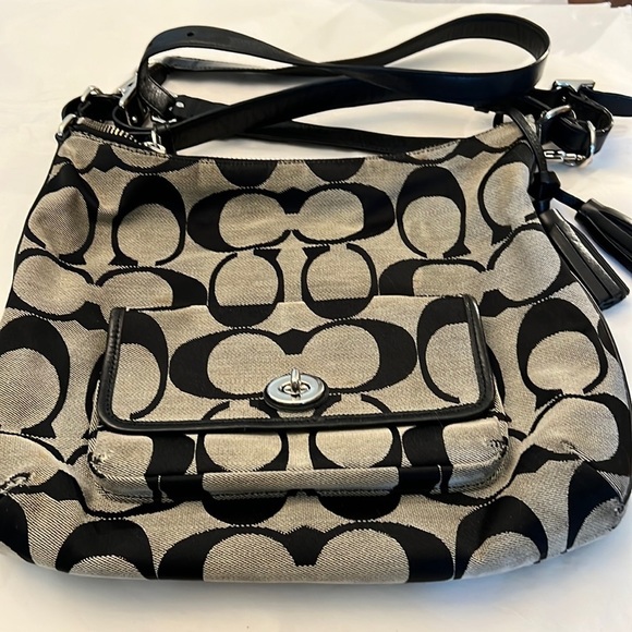 Coach | Bags | Coach Vintage Shoulder Bag With Signature Cs In Light ...